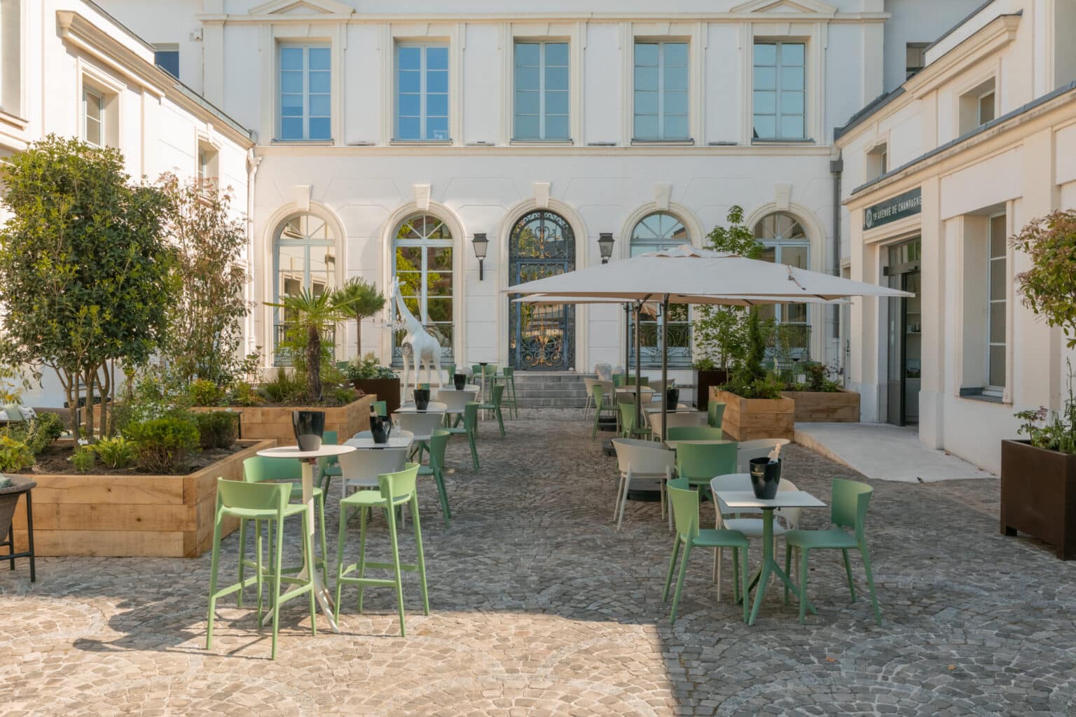 Discover the famous avenue de Champagne - Épernay